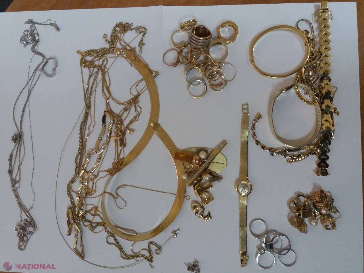 FOTO // Cu AUR, în România: Zeci de bijuterii, ascunse în torpedoul mașinii