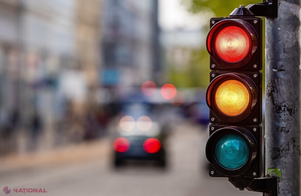 Apar semafoarele cu patru culori: roșu, galben, verde și ALB. Care este ...