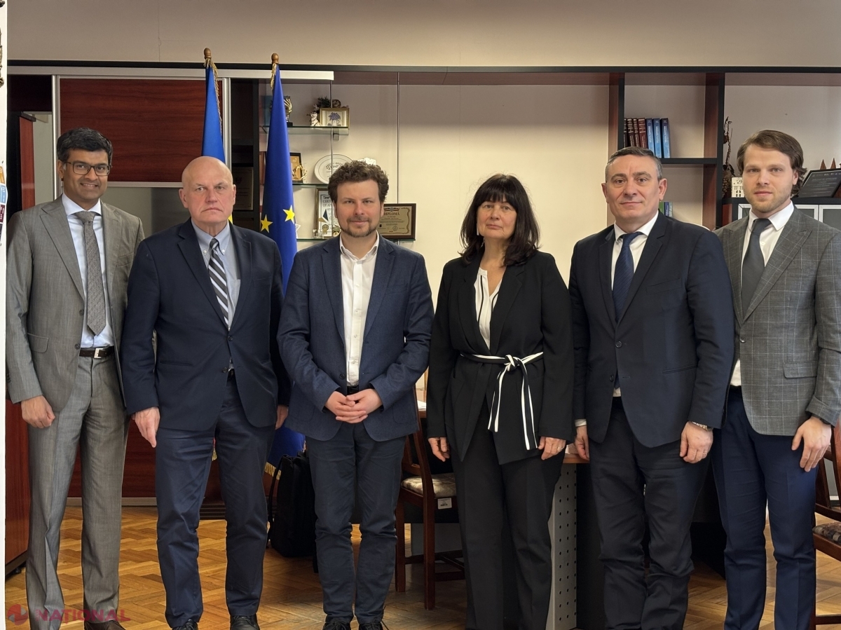 Ministrul Educației Dan Perciun și directorul regional al Băncii ...