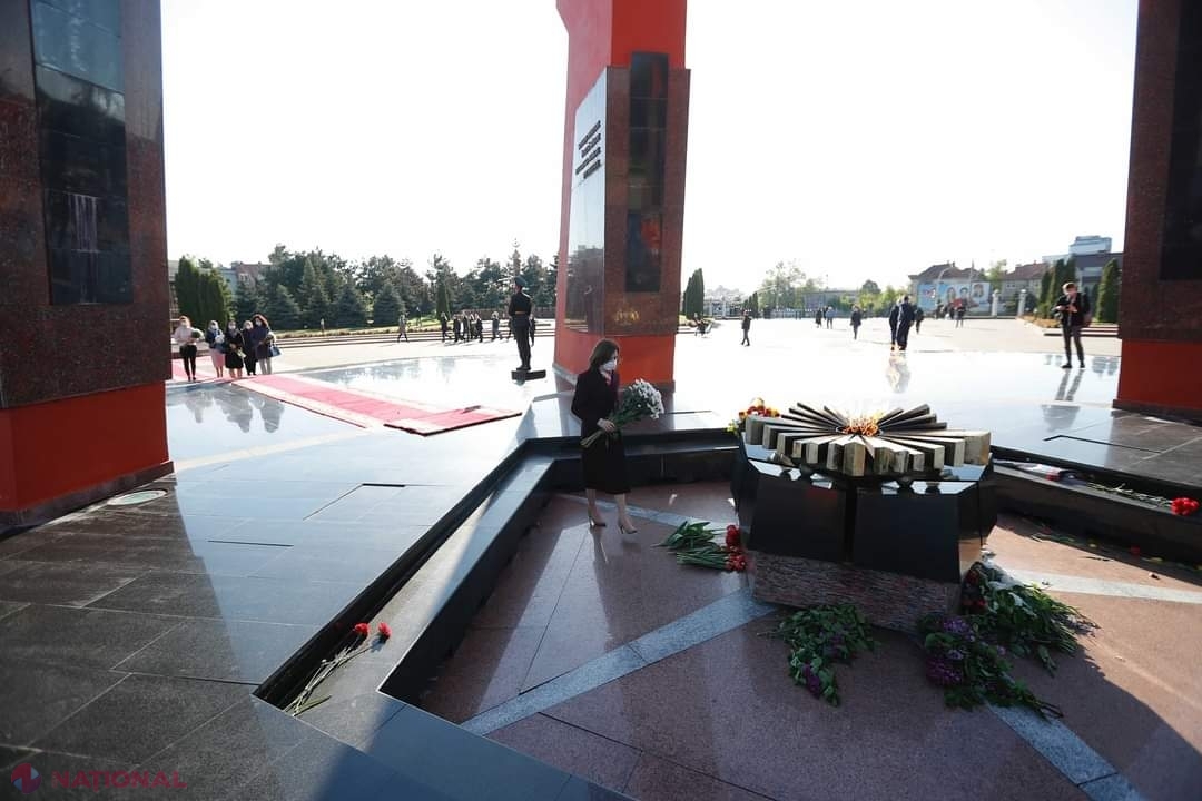 FOTO // Fără alai și megafoane: Președinta Maia Sandu a depus "în ...