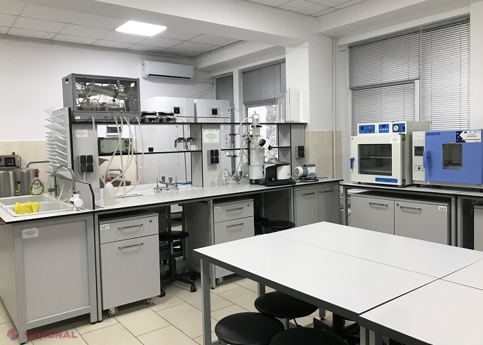 Laboratoarele de la Centrul de Cercetări Oenologice, dotate cu echipamente și tehnică modernă ...