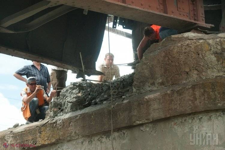 VIDEO Ucraina // Un pod cu linie ferată a FOST ARUNCAT în AER