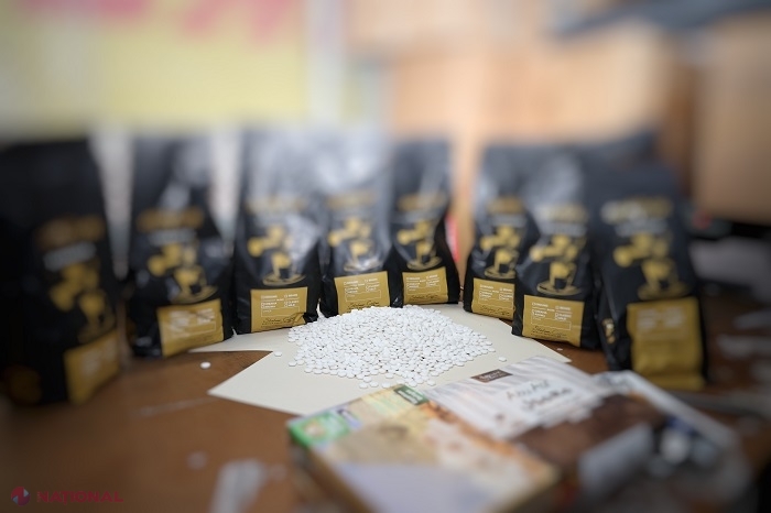 VIDEO // Încă 16 kg de pastile din care sunt preparate droguri, trimise ...