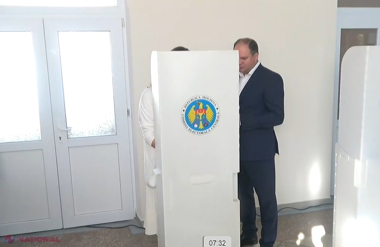 VIDEO // Ion Ceban, ÎNCORDAT la secția de vot. Actualul edil s-a uitat ...