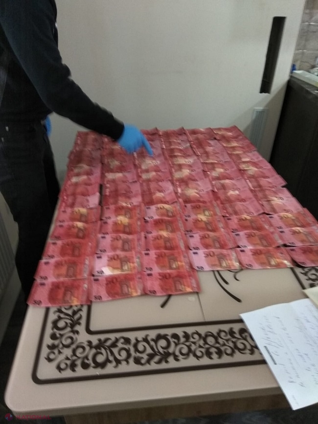 SUTE de bancnote FALSE cu nominalul de 50 de euro și 100 de dolari, la ...