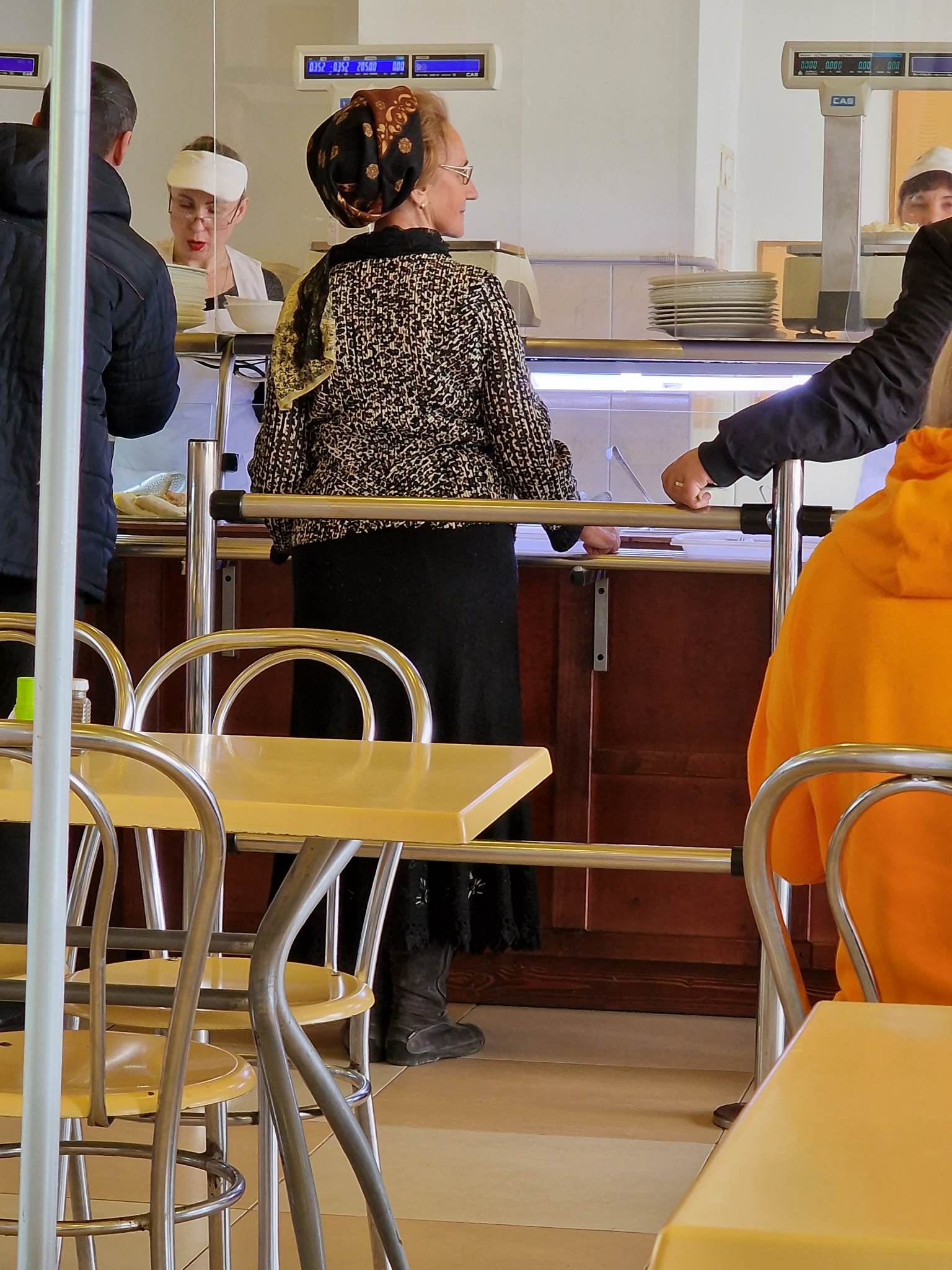 FOTO // MODESTIE: Celebra Sofia Vicoveanca, surprinsă la o cantină ... FOTO // MODESTIE: Celebra Sofia Vicoveanca, surprinsă la o cantină ...